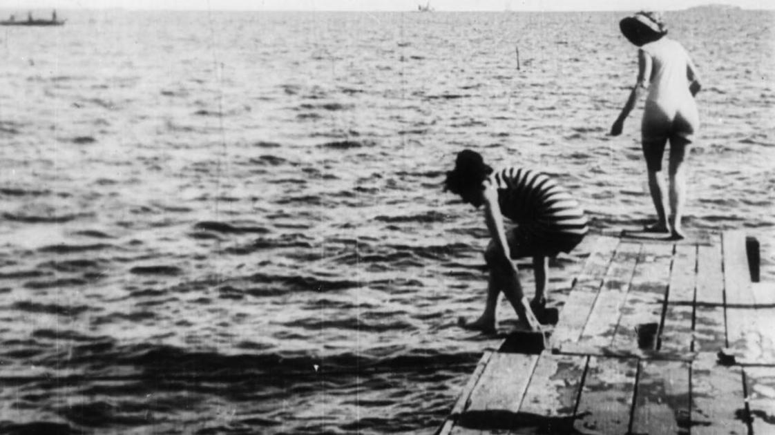 Badende Damer paa Badeanstalt | Danmark på Film
