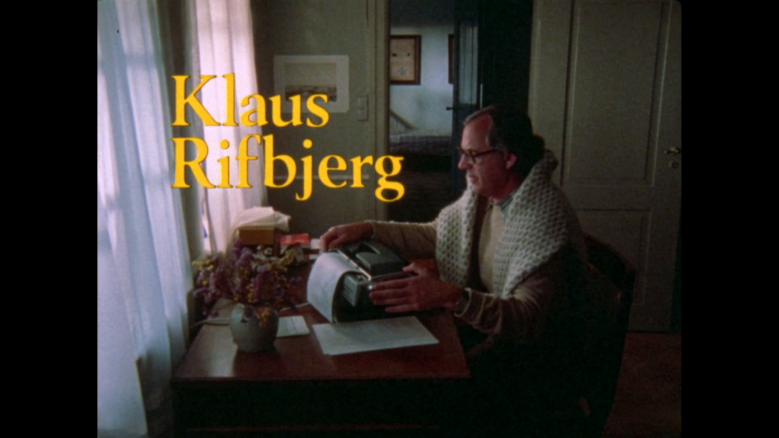 Klaus Rifbjerg skriver og slår op i Hvem Hvad Hvor | Danmark på Film